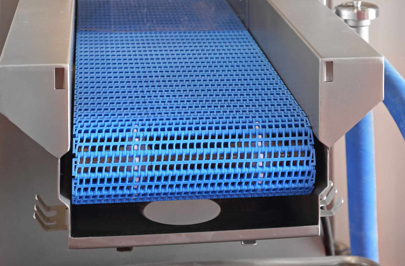 Exploring the Efficiency and Adaptability of Plastic Conveyor Belts